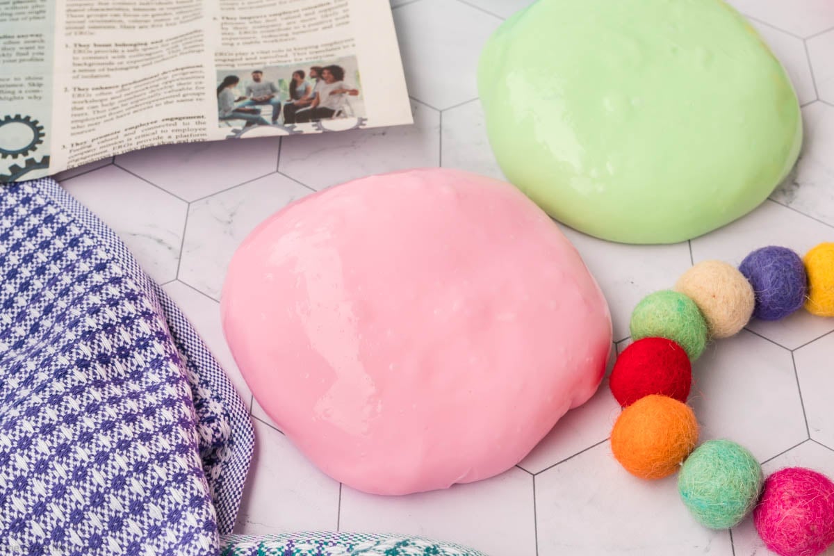 Homemade Silly Putty - Quick and Easy DIY Silly Putty